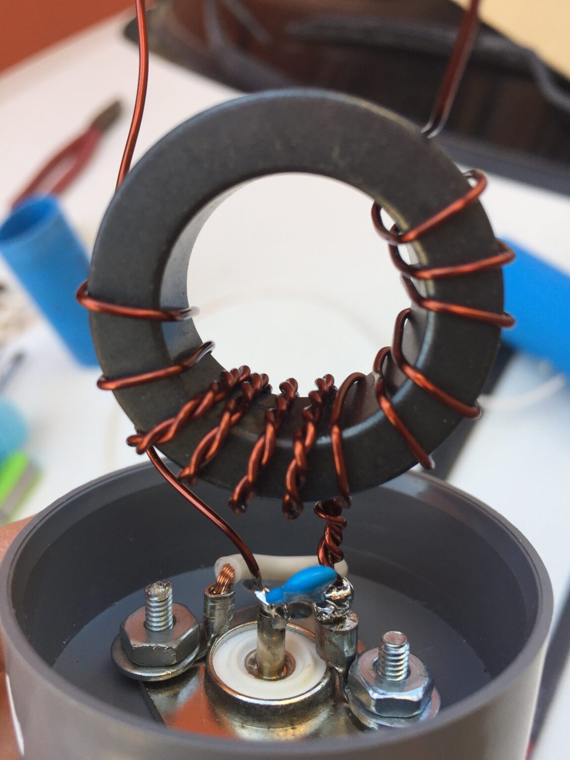 Antena T2FD para HF (1.8 a 30 MHz) para espacios reducidos – EMERSON S. MADRID LORCA